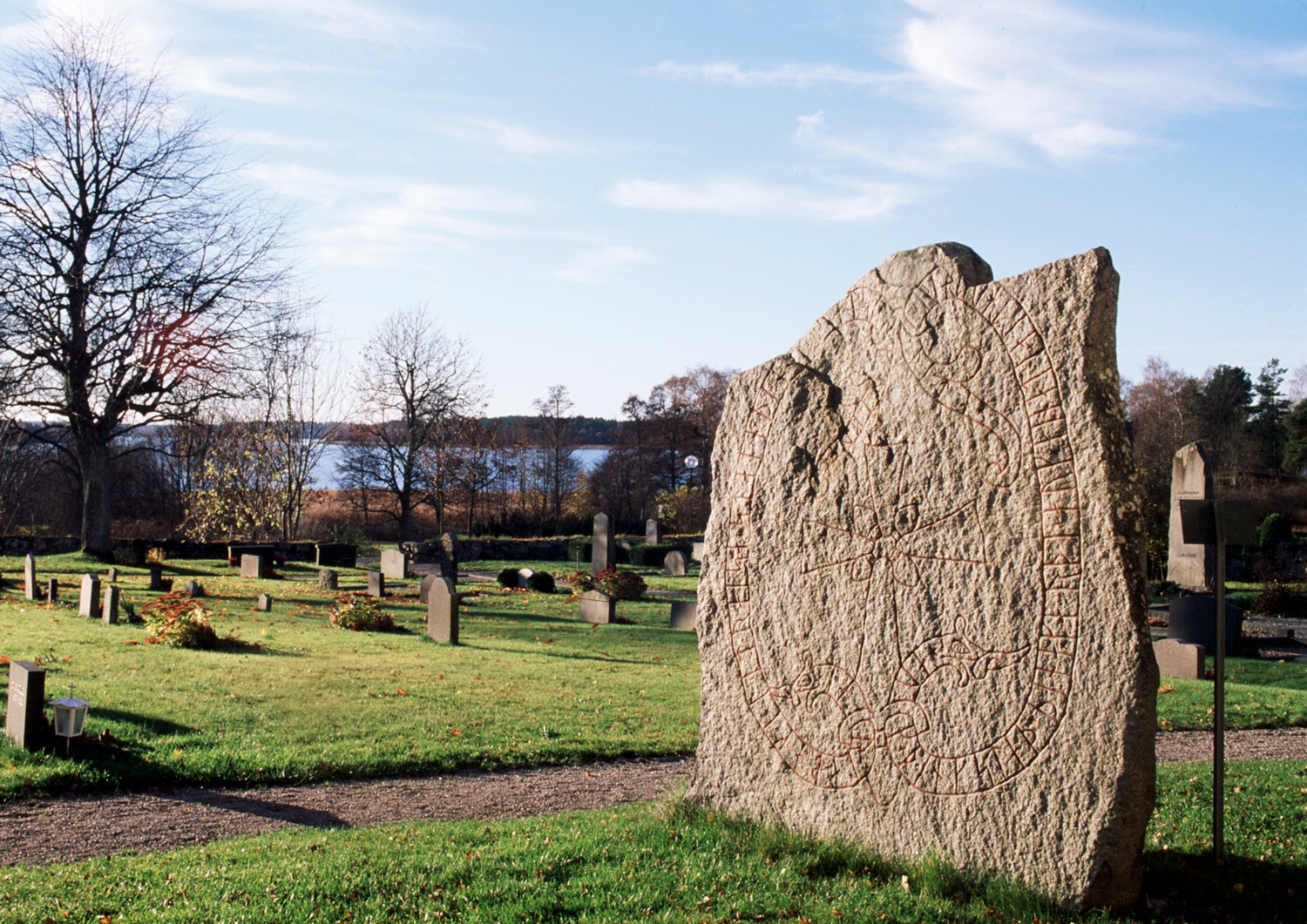 Runstenar i kyrkans närhet - Stockholms läns museum